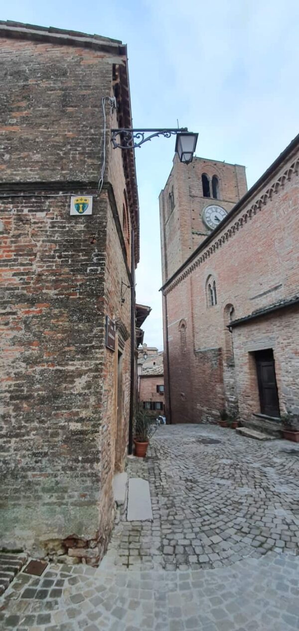 Cosa vedere a Sarnano il borgo medievale ai piedi dei Sibillini