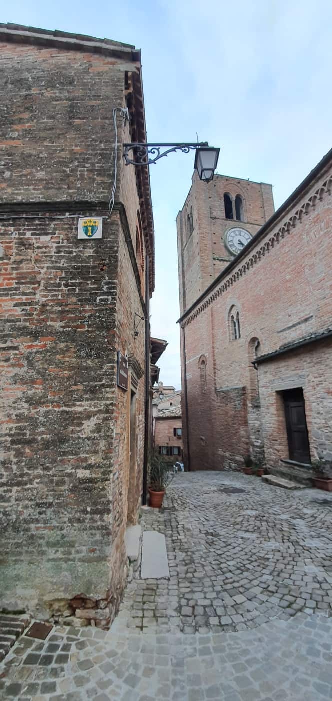 Cosa vedere a Sarnano il borgo medievale ai piedi dei Sibillini