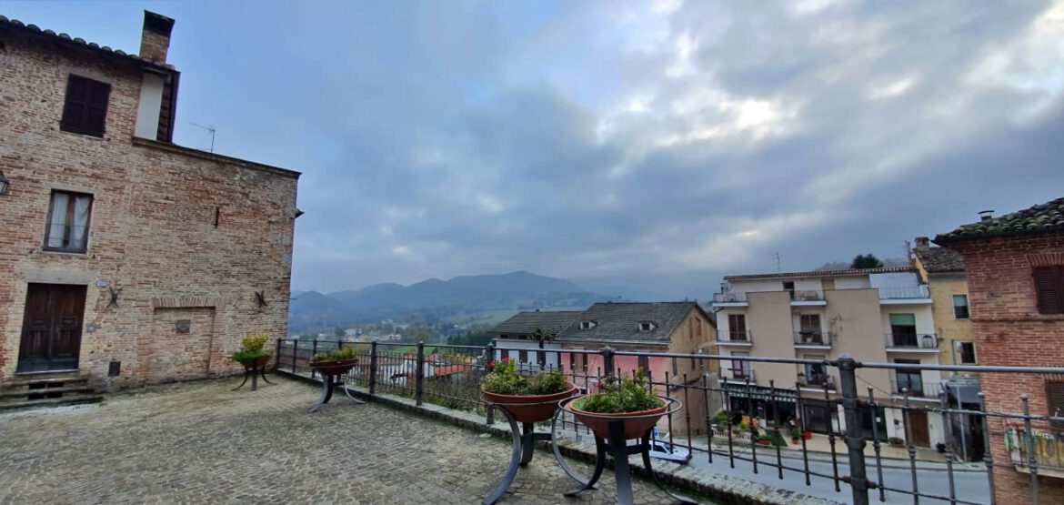 Cosa vedere a Sarnano il borgo medievale ai piedi dei Sibillini
