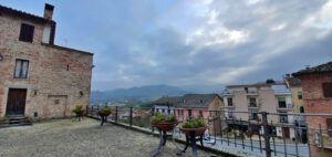Cosa vedere a Sarnano il borgo medievale ai piedi dei Sibillini