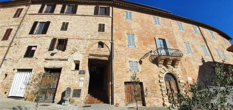 Cosa vedere a Sarnano il borgo medievale ai piedi dei Sibillini