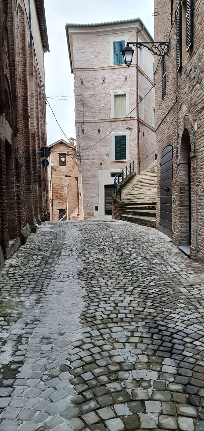 Cosa vedere a Sarnano il borgo medievale ai piedi dei Sibillini
