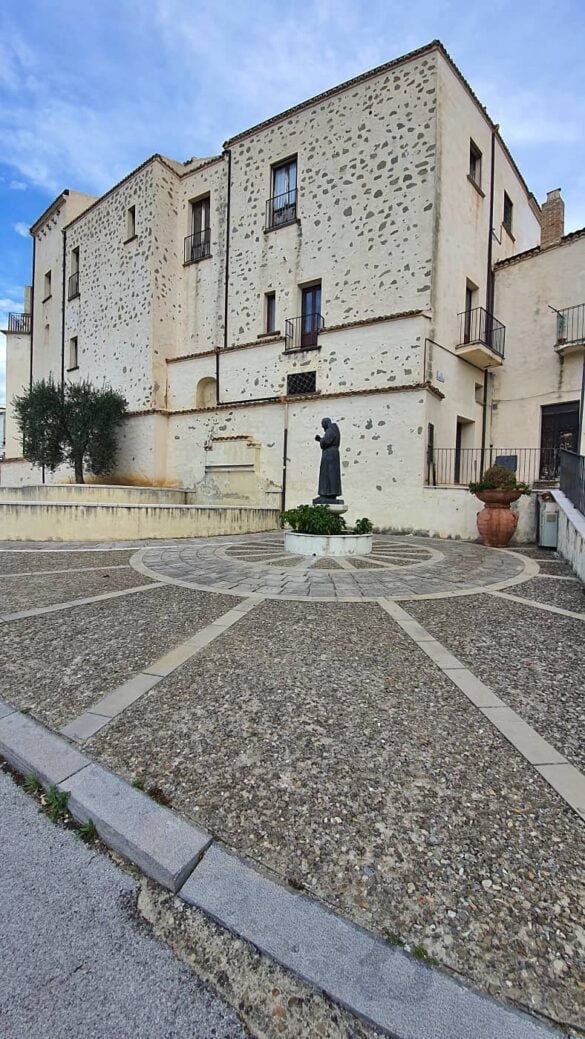 Aliano: cosa vedere nel borgo dei calanchi e Carlo Levi (Basilicata)