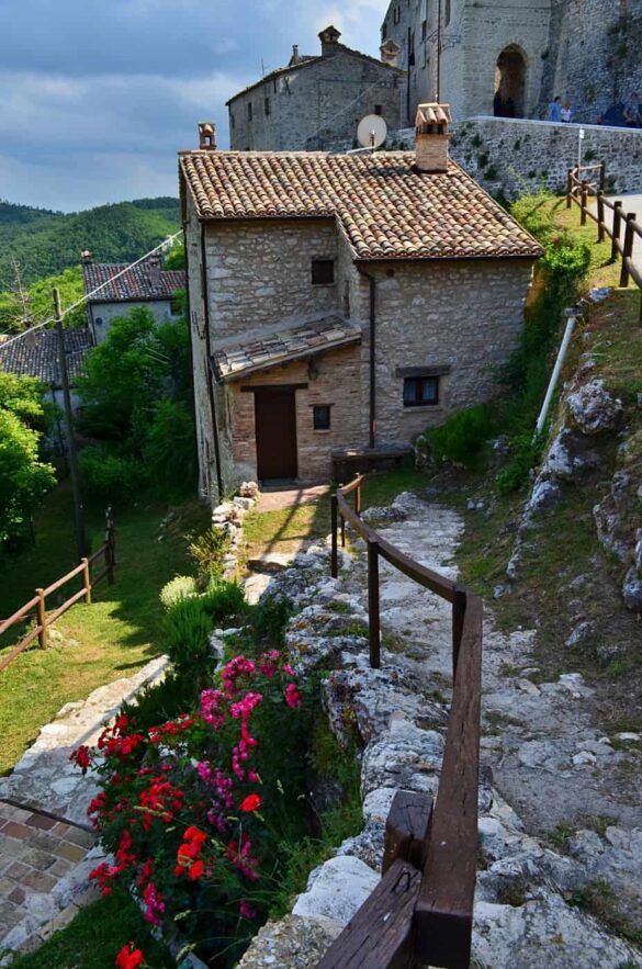 Cosa vedere a Elcito, il Tibet delle Marche tra silenzio e suggestioni