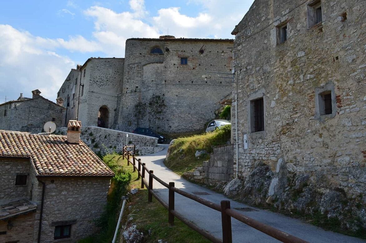 Cosa vedere a Elcito, il Tibet delle Marche tra silenzio e suggestioni