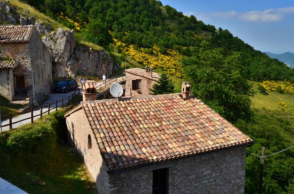 Cosa vedere a Elcito, il Tibet delle Marche tra silenzio e suggestioni