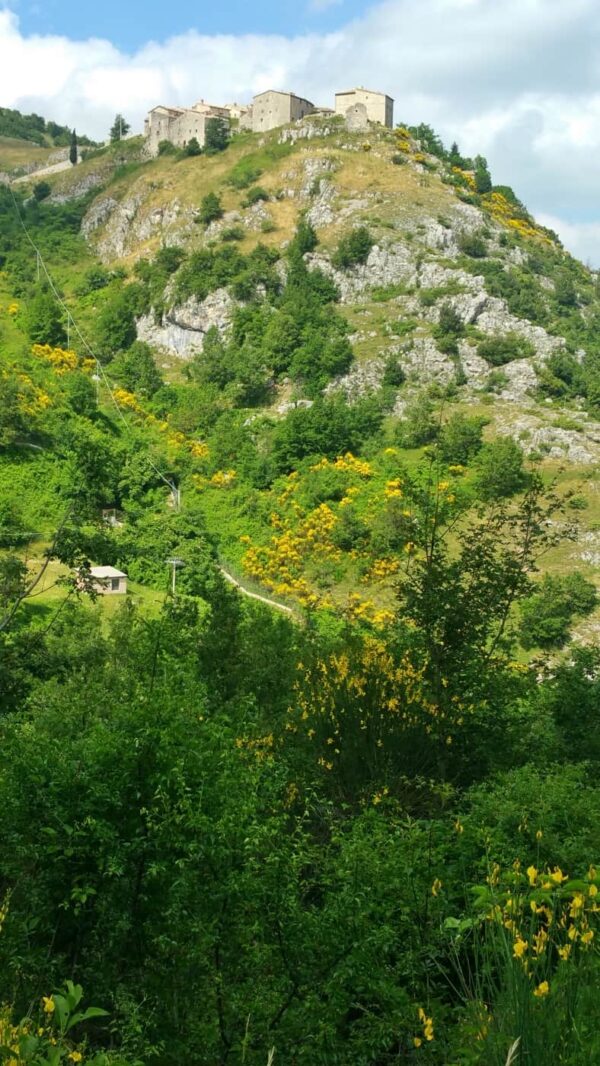 Cosa vedere a Elcito, il Tibet delle Marche tra silenzio e suggestioni