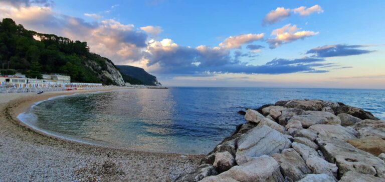 Spiagge più belle Riviera del Conero: consigli da local e mappa