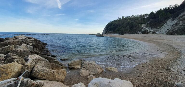 Spiagge più belle Riviera del Conero: consigli da local e mappa
